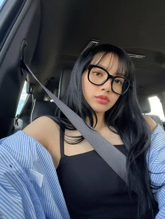 Gaya Lisa Blackpink saat Pakai Kacamata, Makin Menawan - Foto Liputan6.com