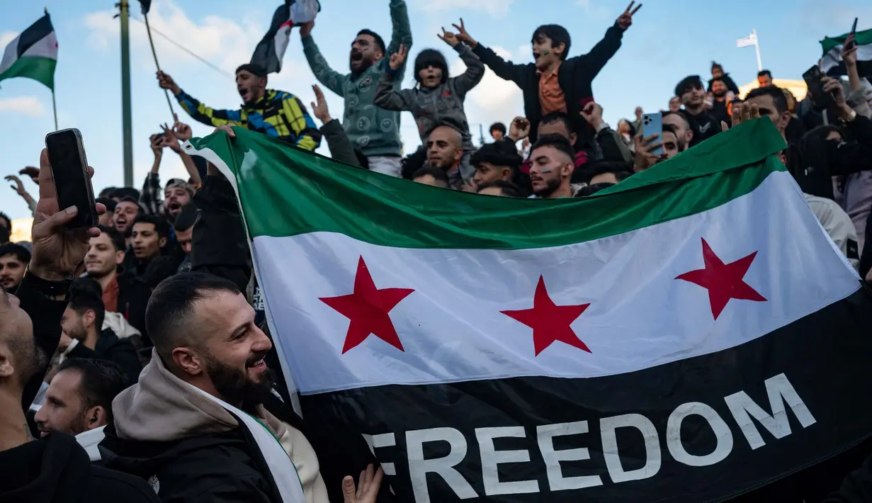 Rayakan Tumbangnya Rezim Bashar al-Assad, Warga Suriah di Berbagai ...