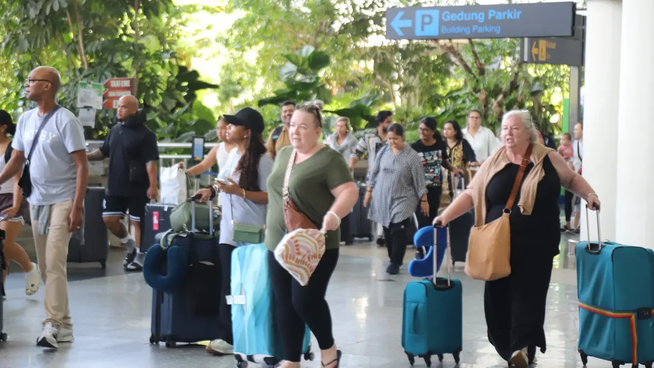22 Penerbangan Internasional Bandara Ngurah Rai Dibatalkan Dampak Erupsi Gunung Lewotobi ...