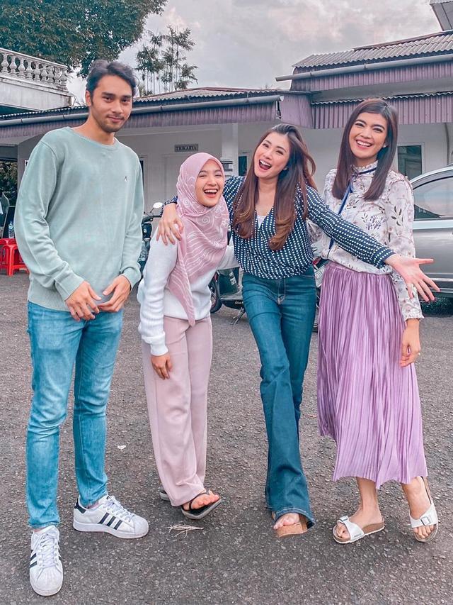 5 Potret Kebersamaan Achmad Megantara dengan Pemain Love Story The ...