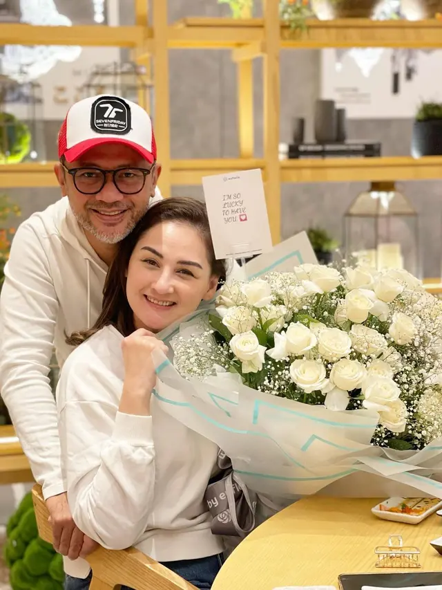 Rayakan 20 Tahun Pernikahan, Ini 7 Potret Lawas Mona Ratuliu dan Suami - Hot Liputan6.com