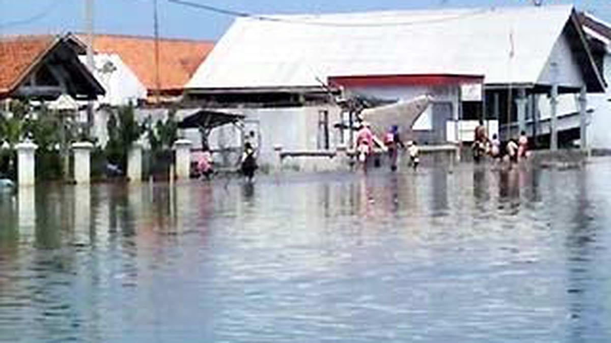 Banjir Sudah Setinggi Dada, Warga Karawang Bertahan - News Liputan6.com
