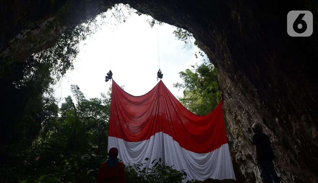 FOTO: Bendera Raksasa Dikibarkan di Tebing Kutalingkung - Foto Liputan6.com