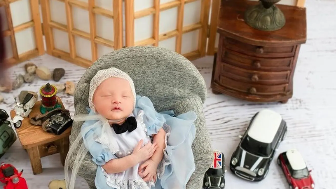 5 Potret Baby Djala Anak Nadine Chandrawinata dan Dimas Anggara