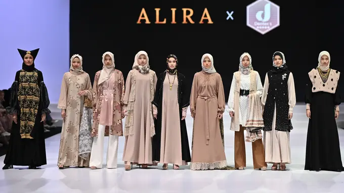 Koleksi Busana Muslim dengan Fitur yang Memperlihatkan 2 Look dalam 1 Gamis - Fashion Fimela.com
