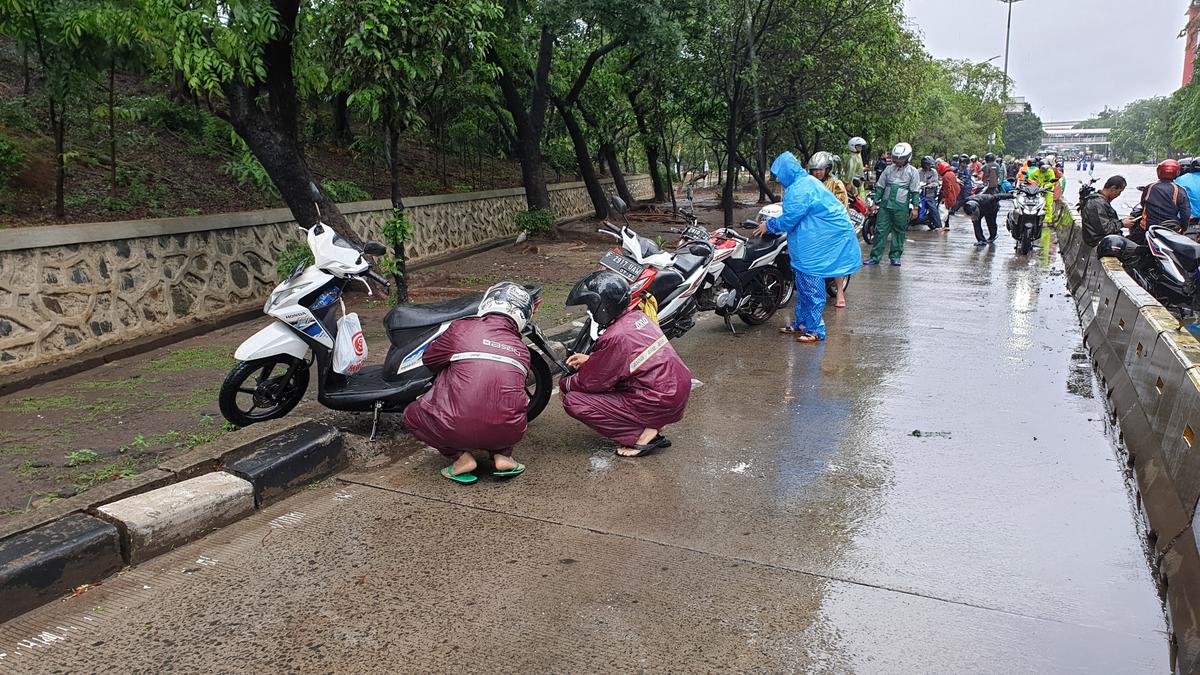 6 Cara Mengatasi Motor Mogok Saat Hujan, Jangan Panik