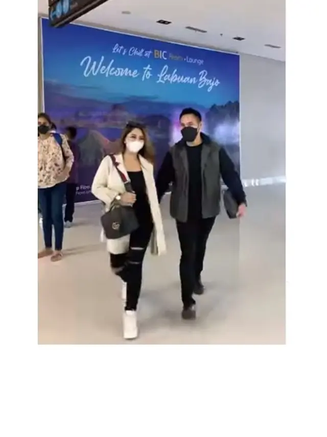 7 Potret Mesra Jenita Janet dan Danu Sofwan, Nikmati Liburan di Labuan Bajo - Hot Liputan6.com
