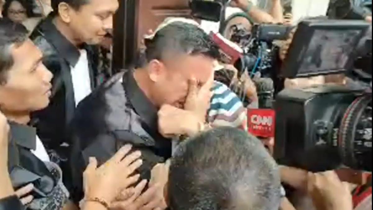 Pecah Tangis Pengacara Richard Eliezer Usai Dengar Vonis 1 Tahun 6 ...