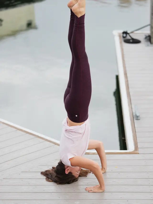 Headstand Adalah Berdiri Terbalik dengan Kepala, Begini Cara ...