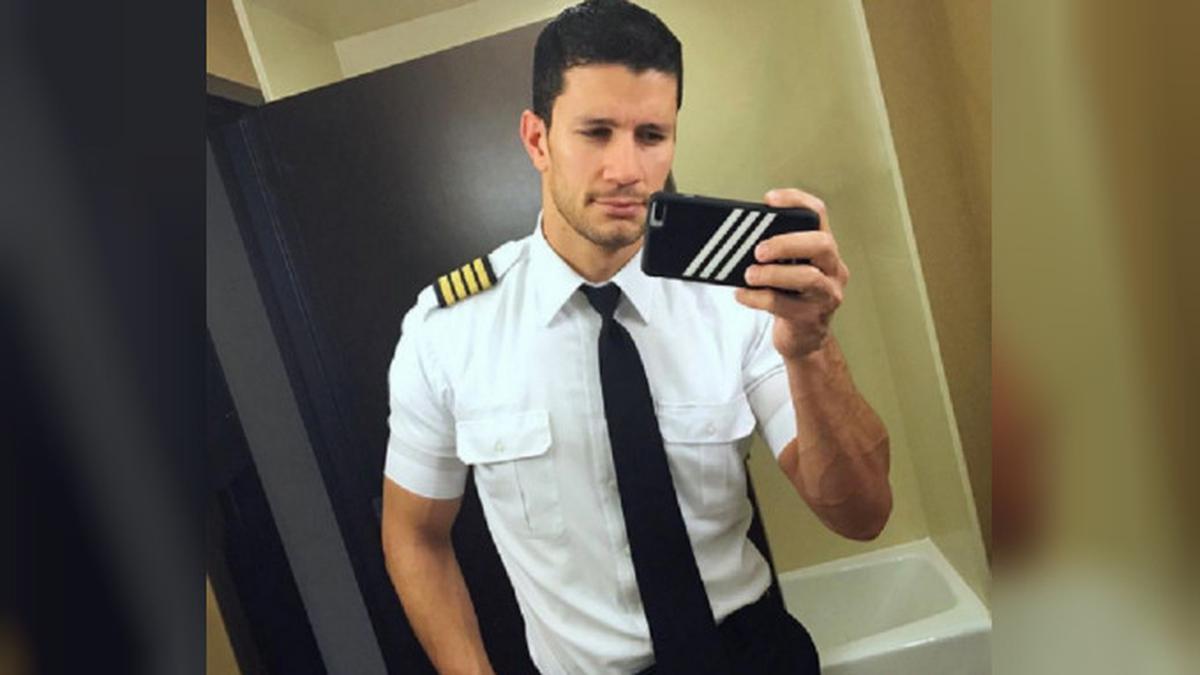 Selfie Pilot Ganteng Nan Seksi, Bikin Warganet Panas Dingin - Global ...
