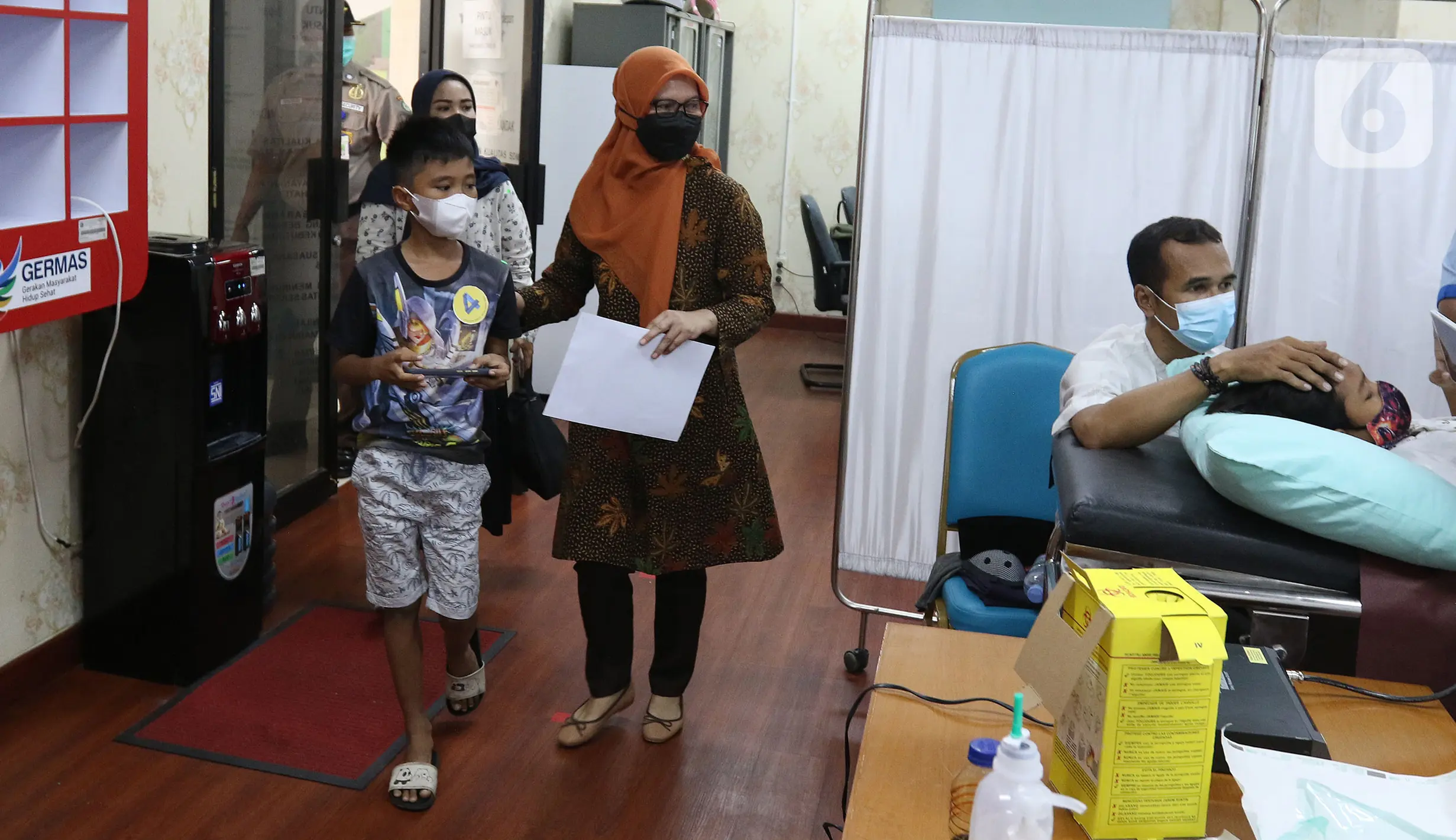 FOTO: Sunatan Massal Peringati Hari Kesehatan Nasional - Foto Liputan6.com