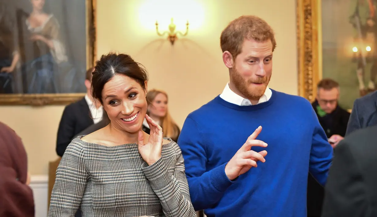 FOTO: Tertangkap Kamera, Pangeran Harry Bisik-Bisik Mesra ke Meghan ...