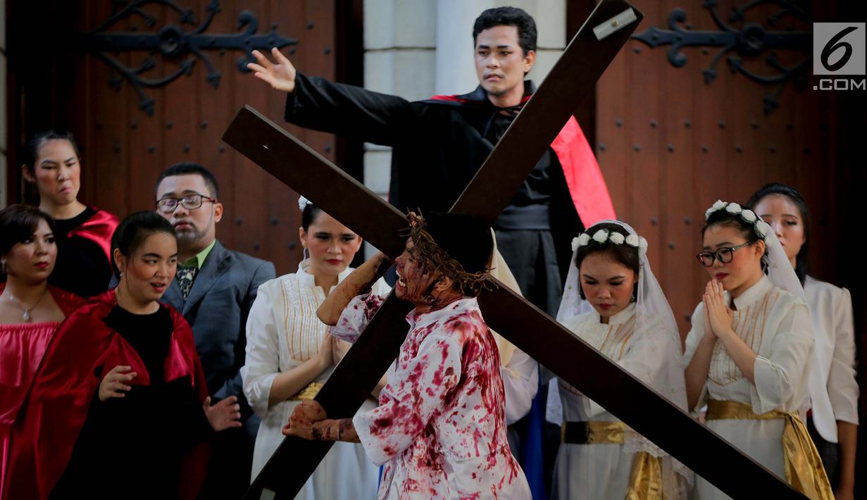 FOTO: Melihat Prosesi Jalan Salib di Jumat Agung Gereja Katedral