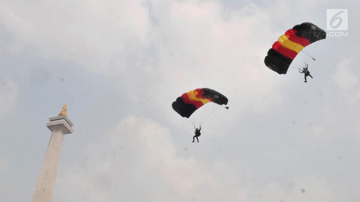 FOTO: Aksi Penerjun Payung Curi Perhatian Penonton Festival Damai di ...