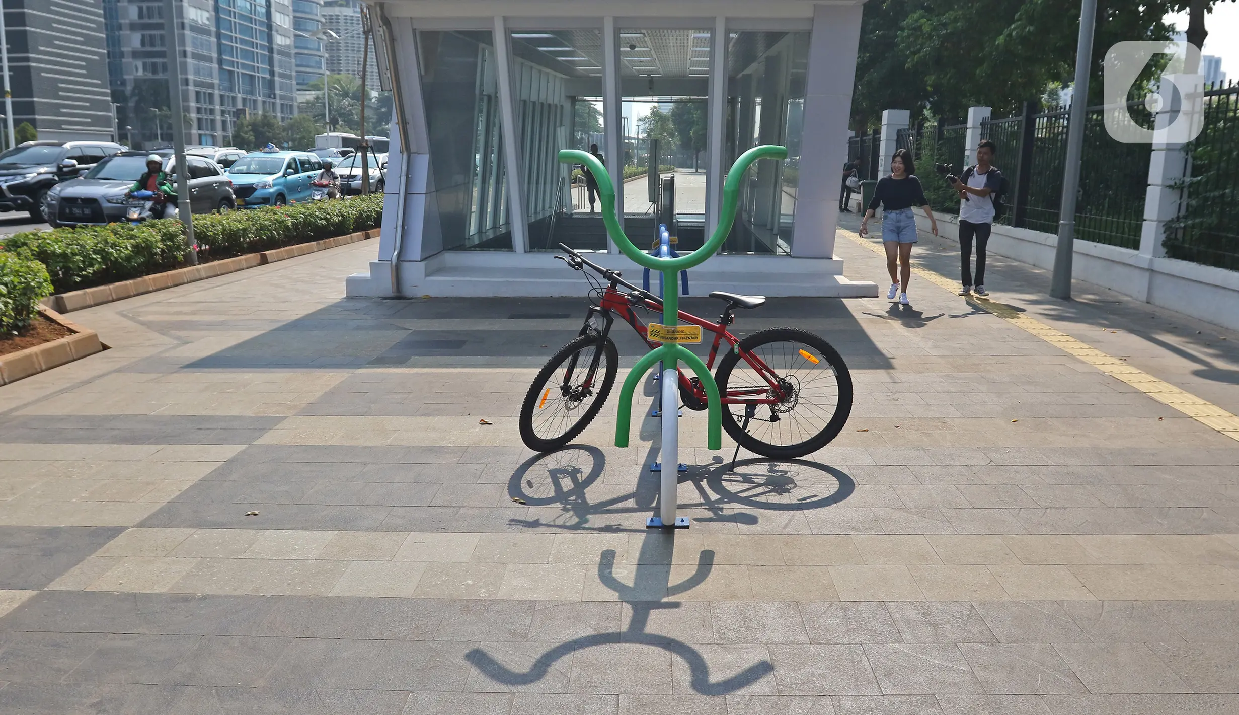 FOTO: Tempat Parkir Sepeda di Stasiun MRT Sepi Peminat - Foto Liputan6.com