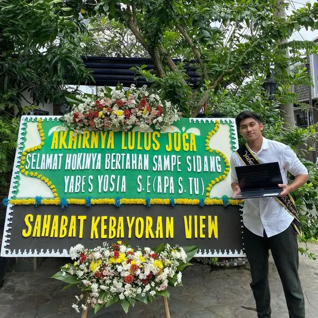 6 Potret Yabes Yosia Adik Immanuel Caesar Hito Lulus Sidang Skripsi ...