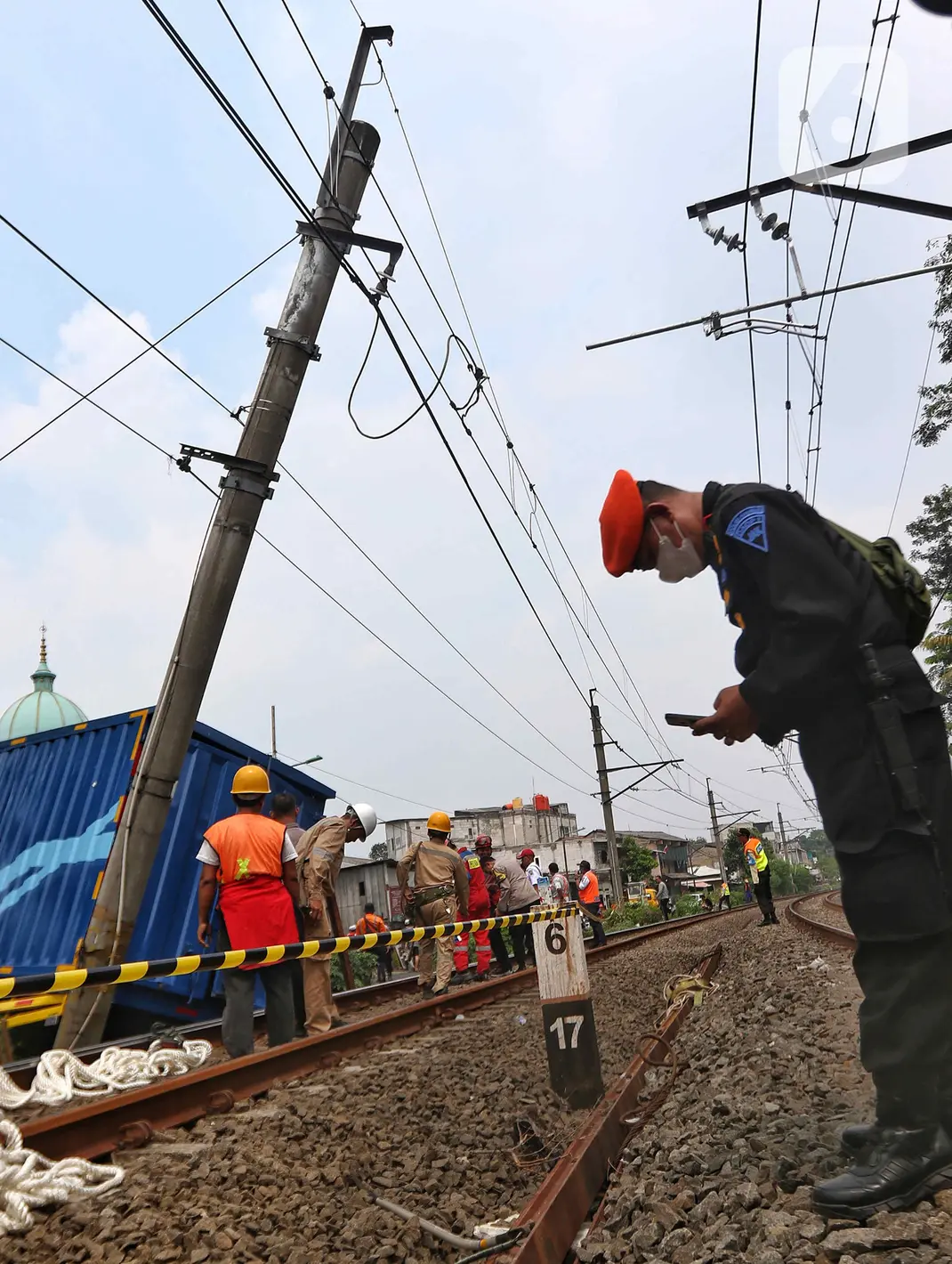 Imbas Truk Tabrak Tiang LAA, Perjalanan Kereta Pondok Ranji-Kebayoran Terhambat - Foto Liputan6.com