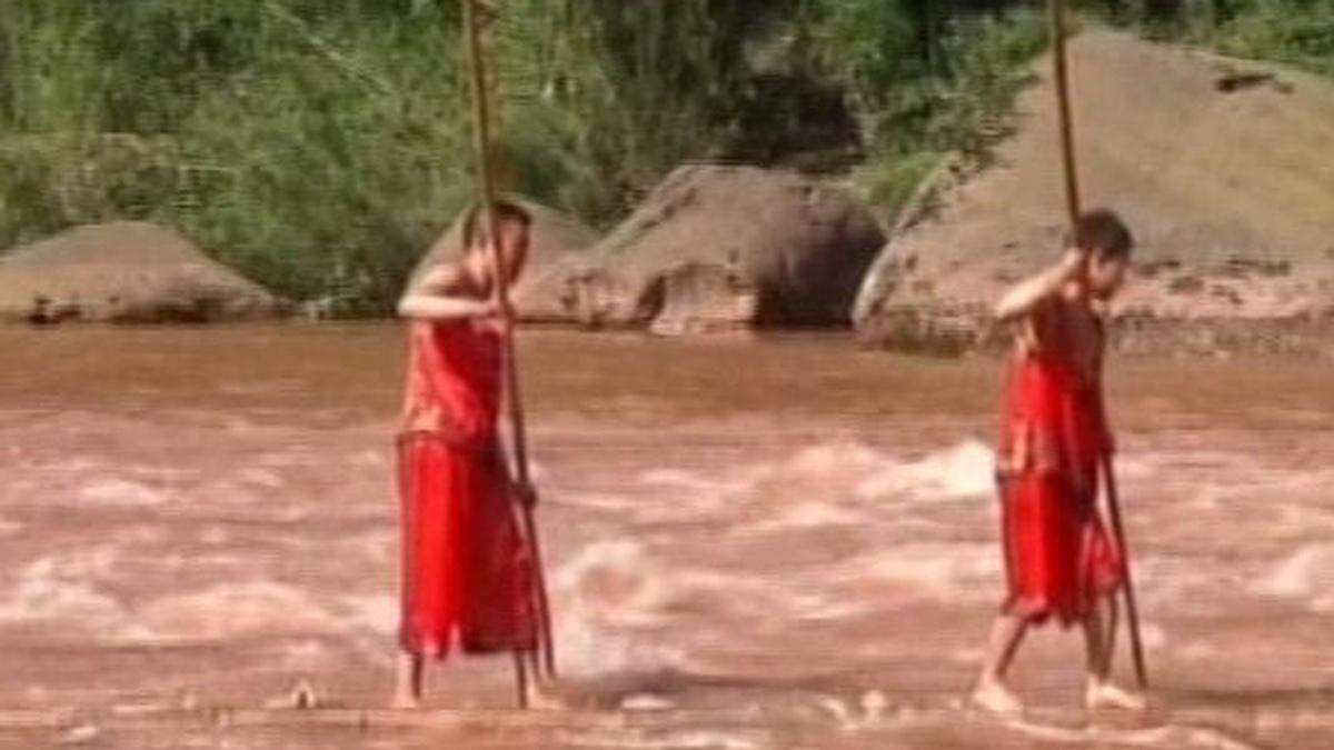 Atraksi Unik, Seberangi Sungai dengan Sebilah Bambu - Video Liputan6.com