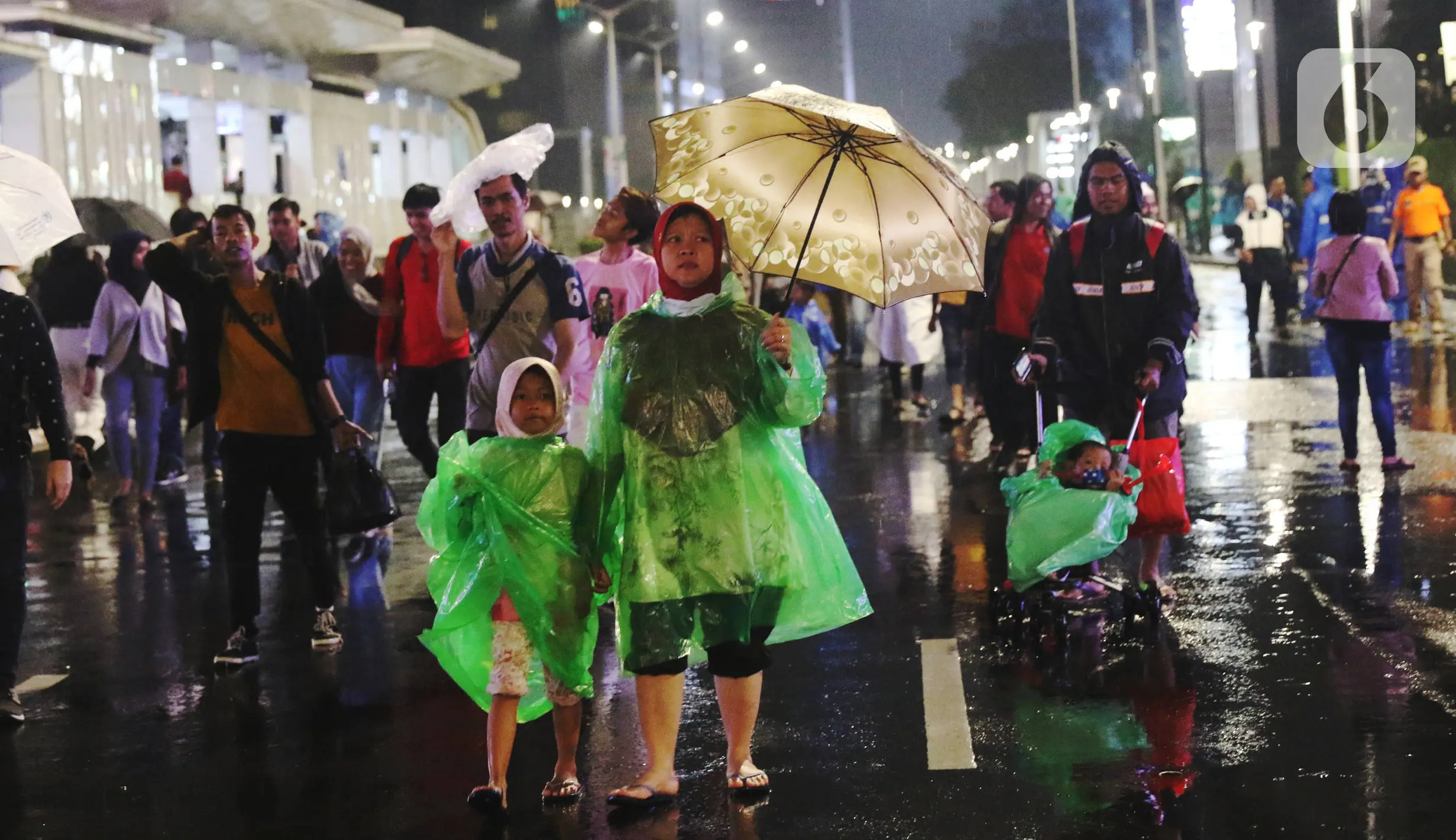 FOTO: Meski Diguyur Hujan, Car Free Night Pergantian Tahun Tetap Dipadati Masyarakat - Foto ...