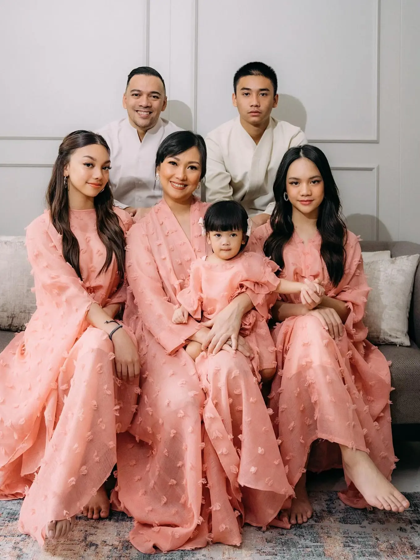 Miliki 4 Anak dengan Paras Menawan Semua, Intip Foto Keluarga Nola B3 ...