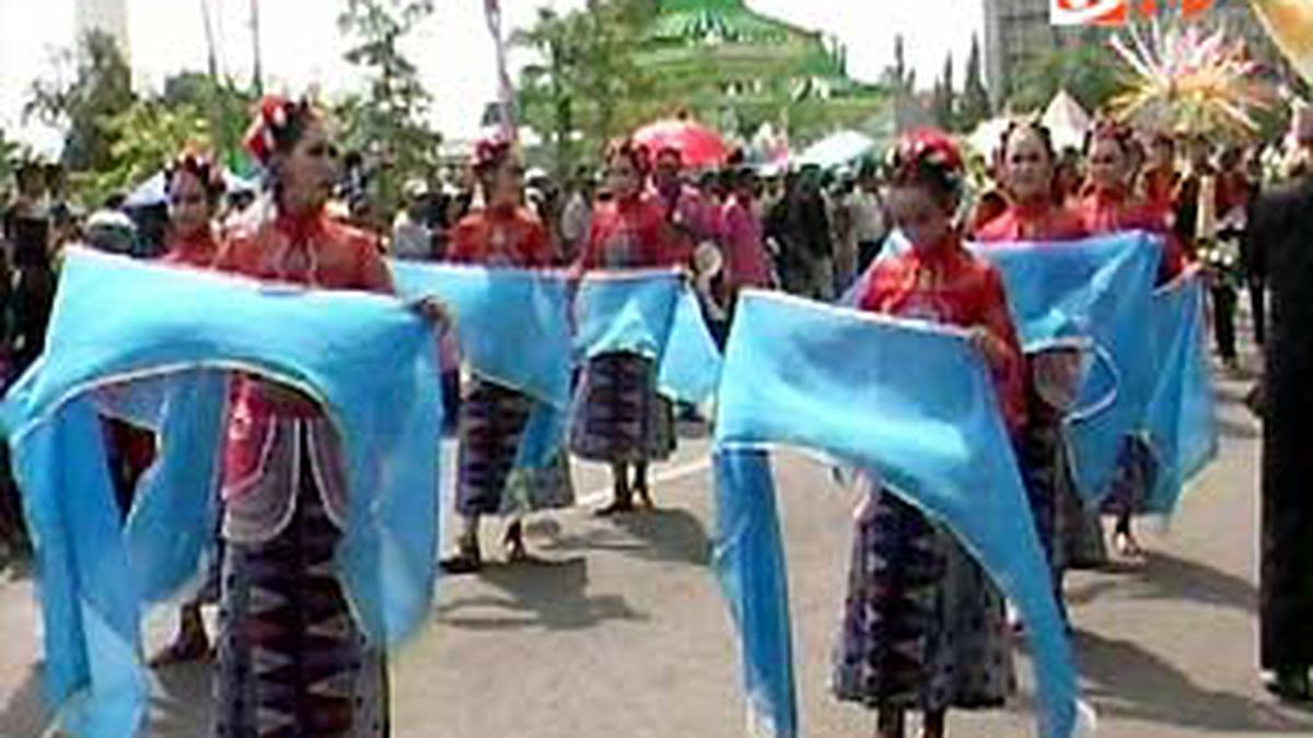 Pawai Bunga di Surabaya Meriah
