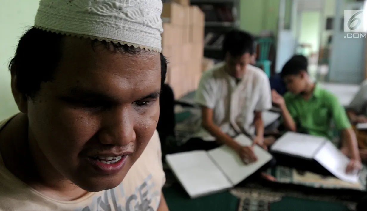 FOTO: Semangat Santri Tunanetra Belajar Alquran Braile - Foto Liputan6.com