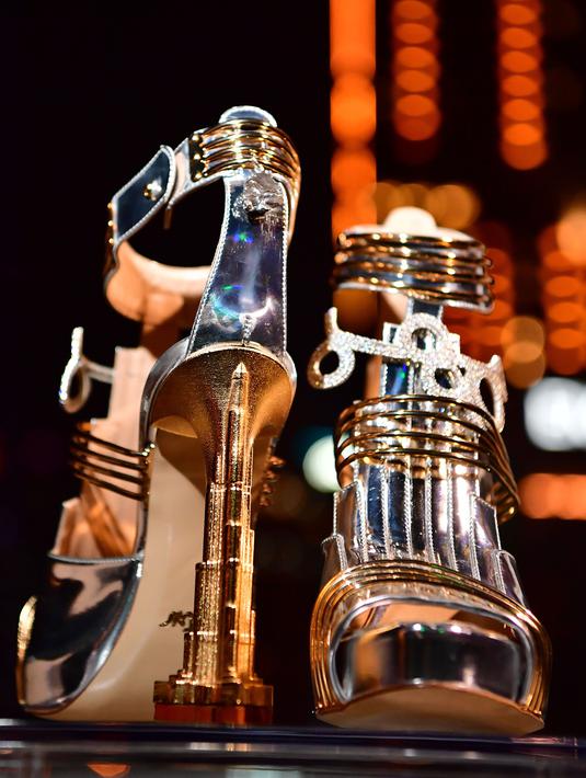 FOTO: Penampakan Sepatu Bertabur Berlian dan Batu Meteor yang Dihargai ...