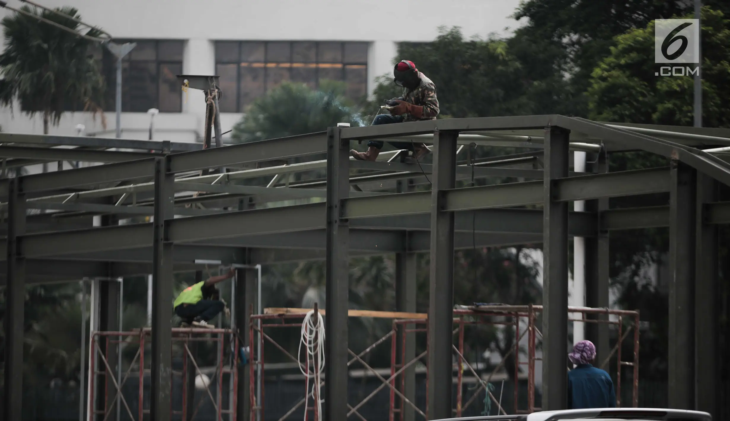 FOTO: Melihat Pembangunan Halte Tosari Baru - Foto Liputan6.com