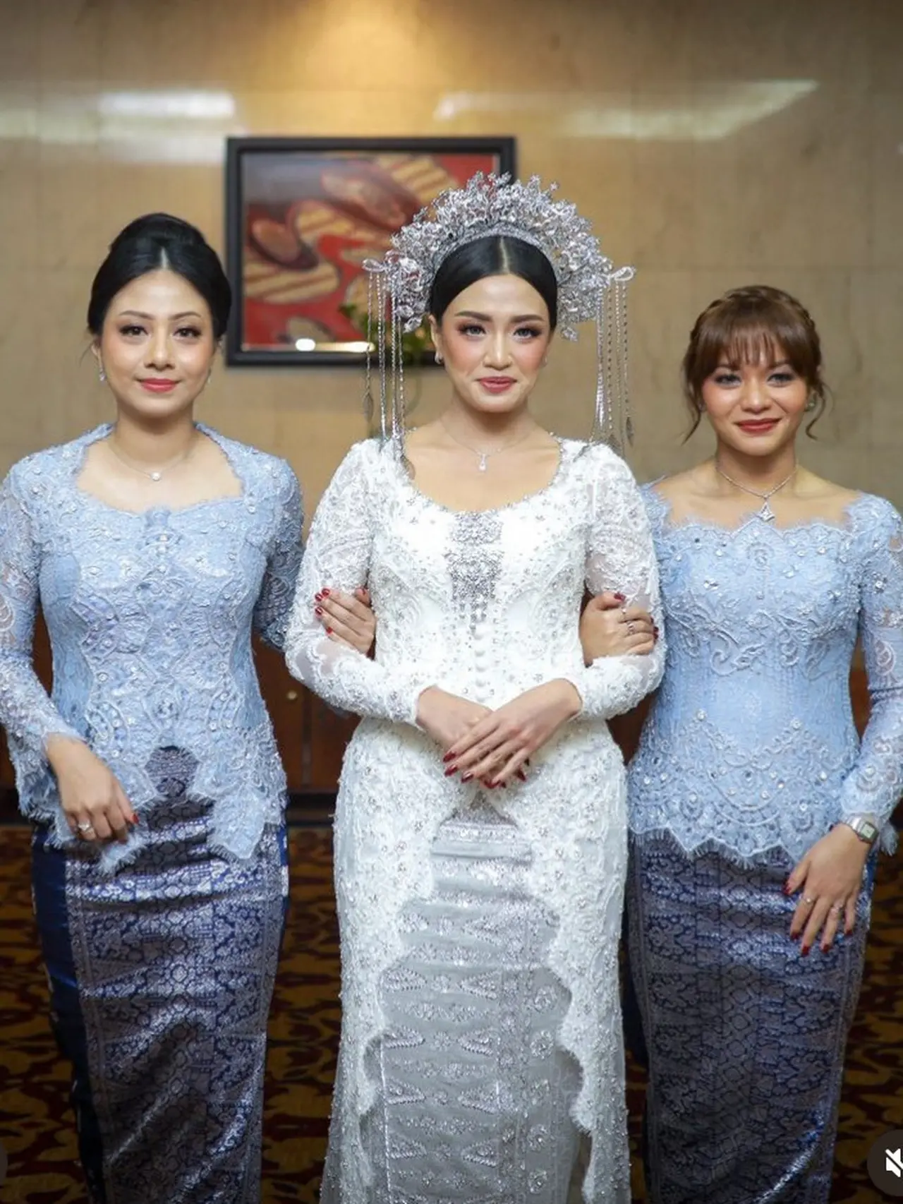 Semakin Dewasa, 6 Potret Amel Carla Dibalut Kebaya Biru saat Tunangan ...