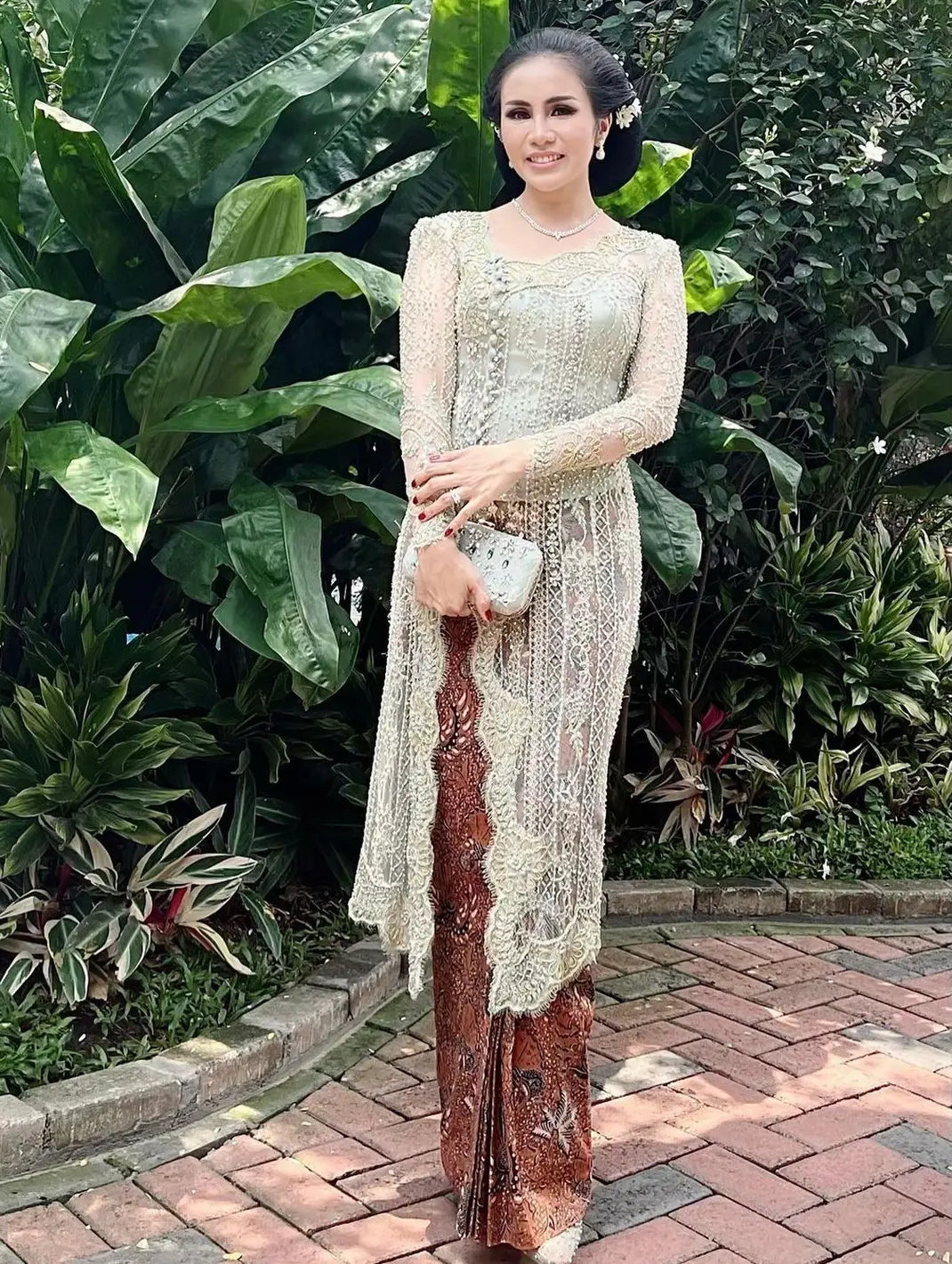 Pesona 11 Artis Pakai Kebaya dan Kain Batik di Hari Kartini, Maudy Ayunda-Tara Basro - Photo ...