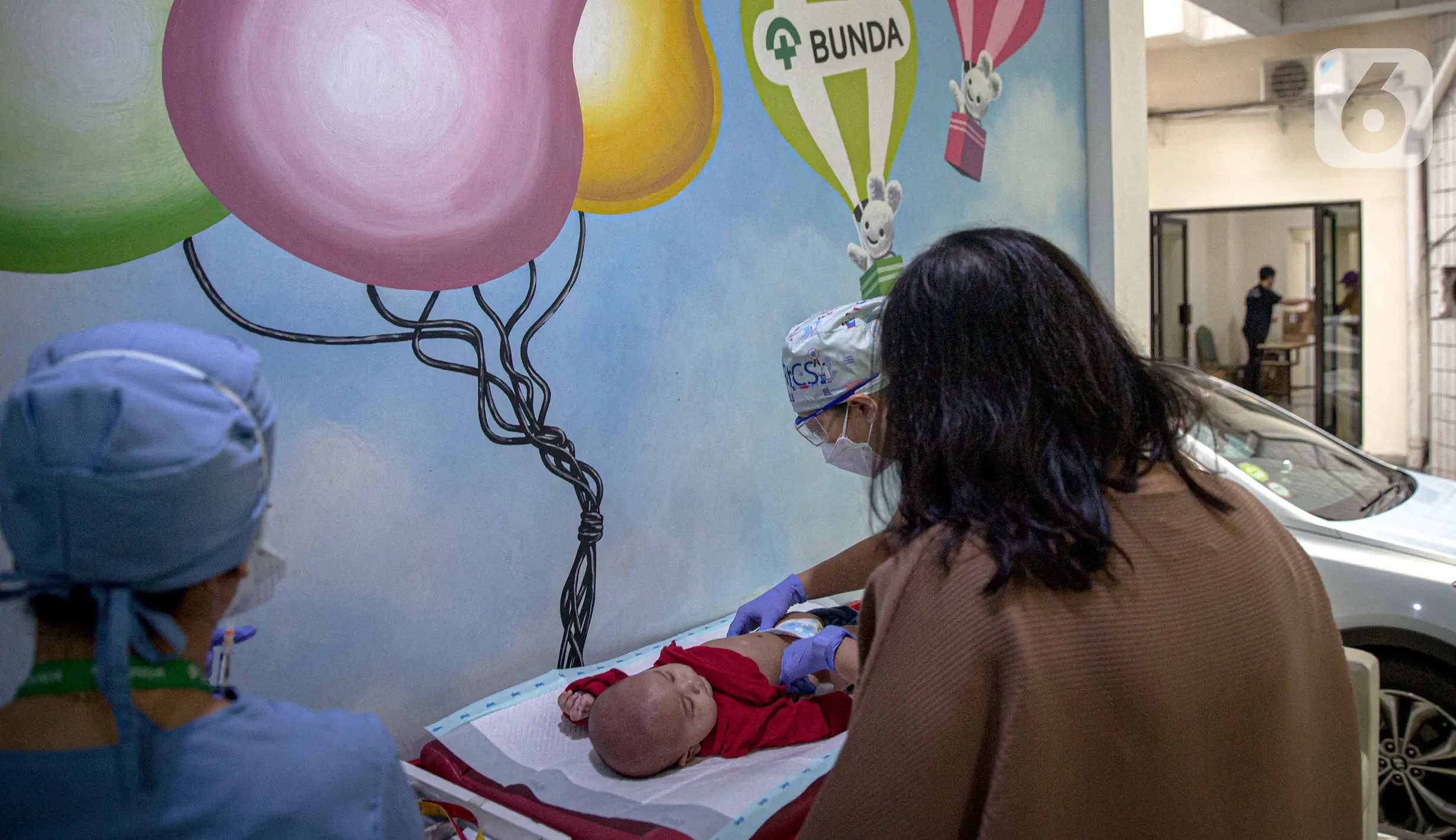 FOTO: Pemeriksaan Kesehatan Balita Secara Drive Thru - Foto Liputan6.com