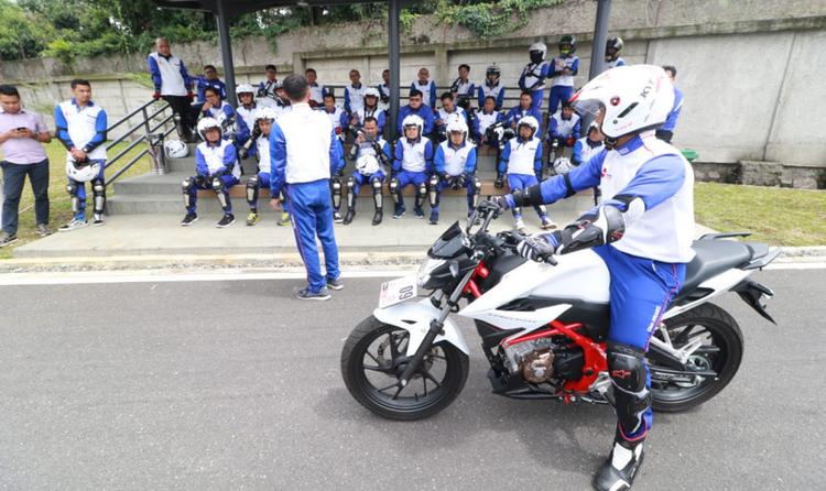 Ini Alasan Mengapa Menurunkan Kaki Kiri Lebih Dulu Saat Motor Berhenti ...