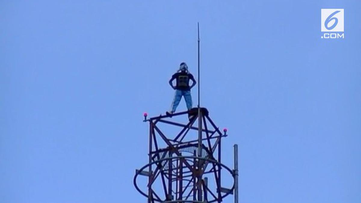 VIDEO: Sering Dianiaya, Anjar Panjat Tiang Tower 42 Meter - Regional ...