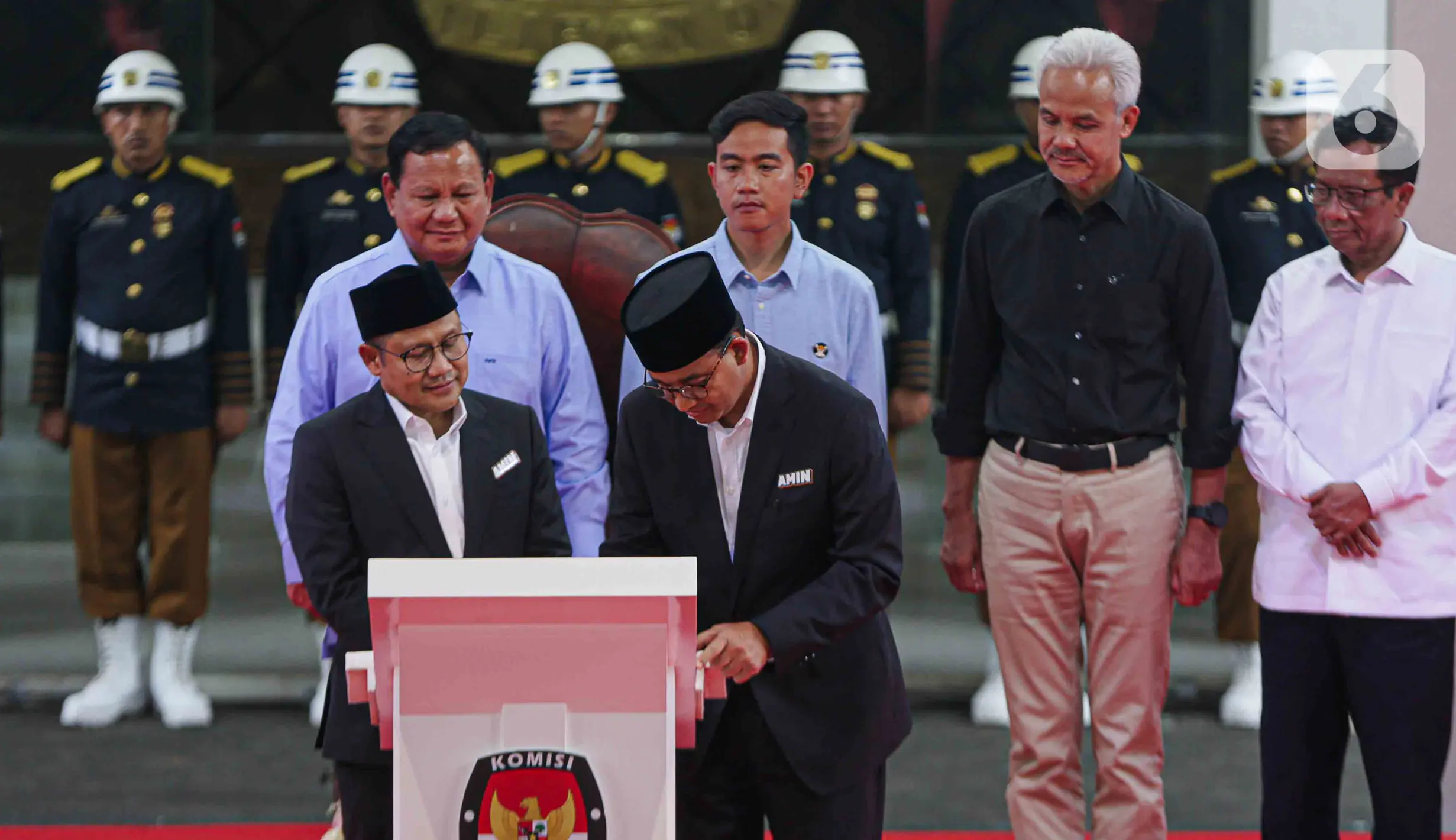 Momen Tiga Capres/Cawapres Tanda Tangani Deklarasi Kampanye Pemilu Damai 2024 - Foto Liputan6.com