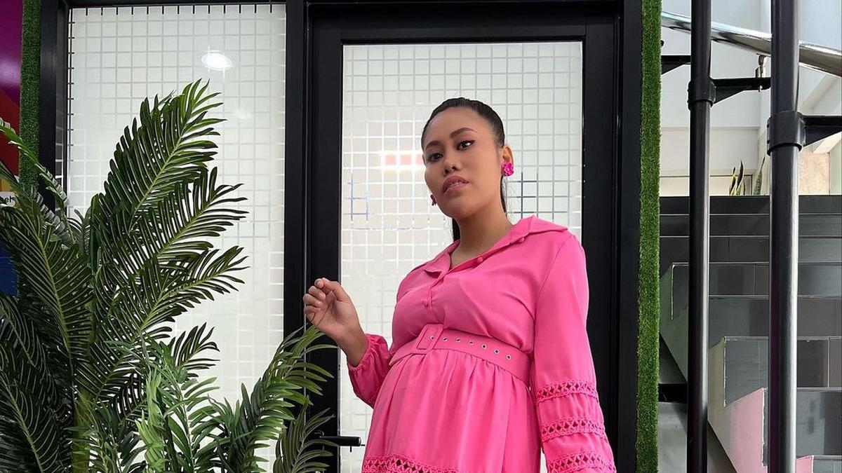 Evi Masamba Syuting Perdana Usai Melahirkan Anak Kedua, Ngaku: Muka ...