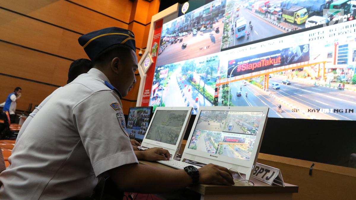 FOTO: Mengintip Posko Pemantau Jalur Mudik Kemenhub - Foto Liputan6.com