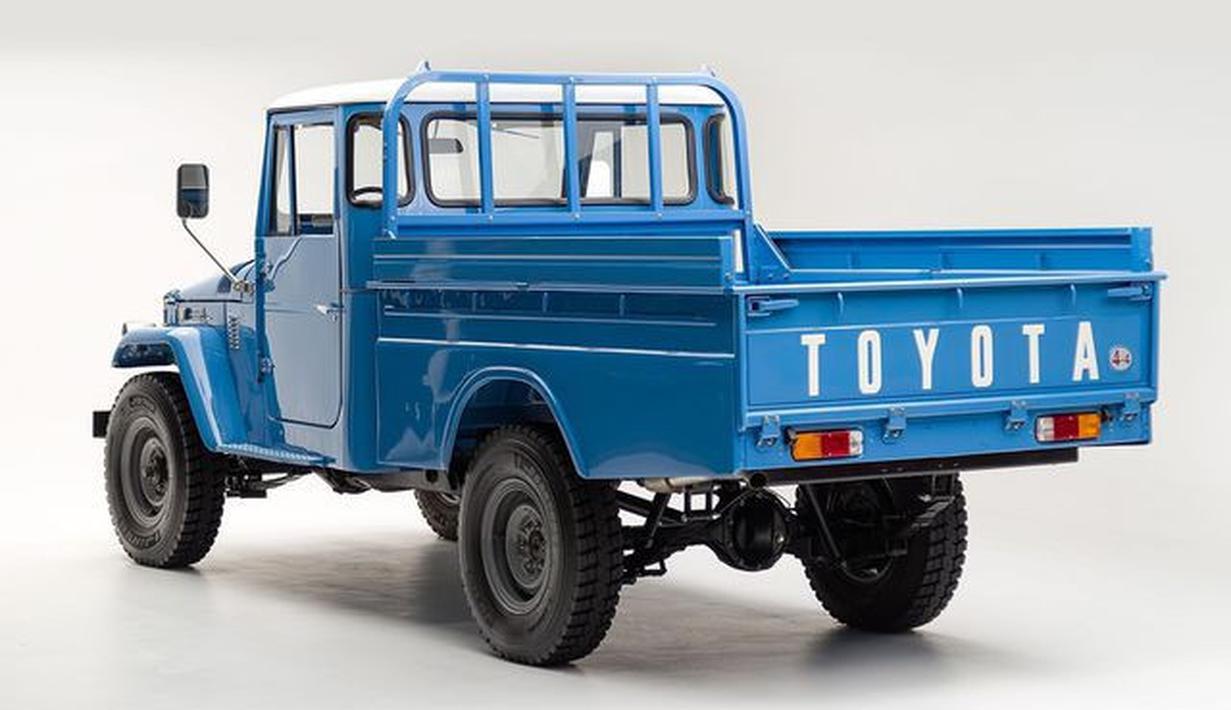 Toyota FJ45 Land Cruiser Pickup 1974 - Photo Otosia.com