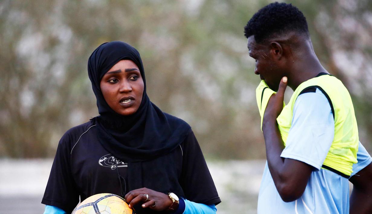FOTO: Hebat, Wanita Ini Jadi Pelatih Sepak Bola Pria Pertama di Sudan