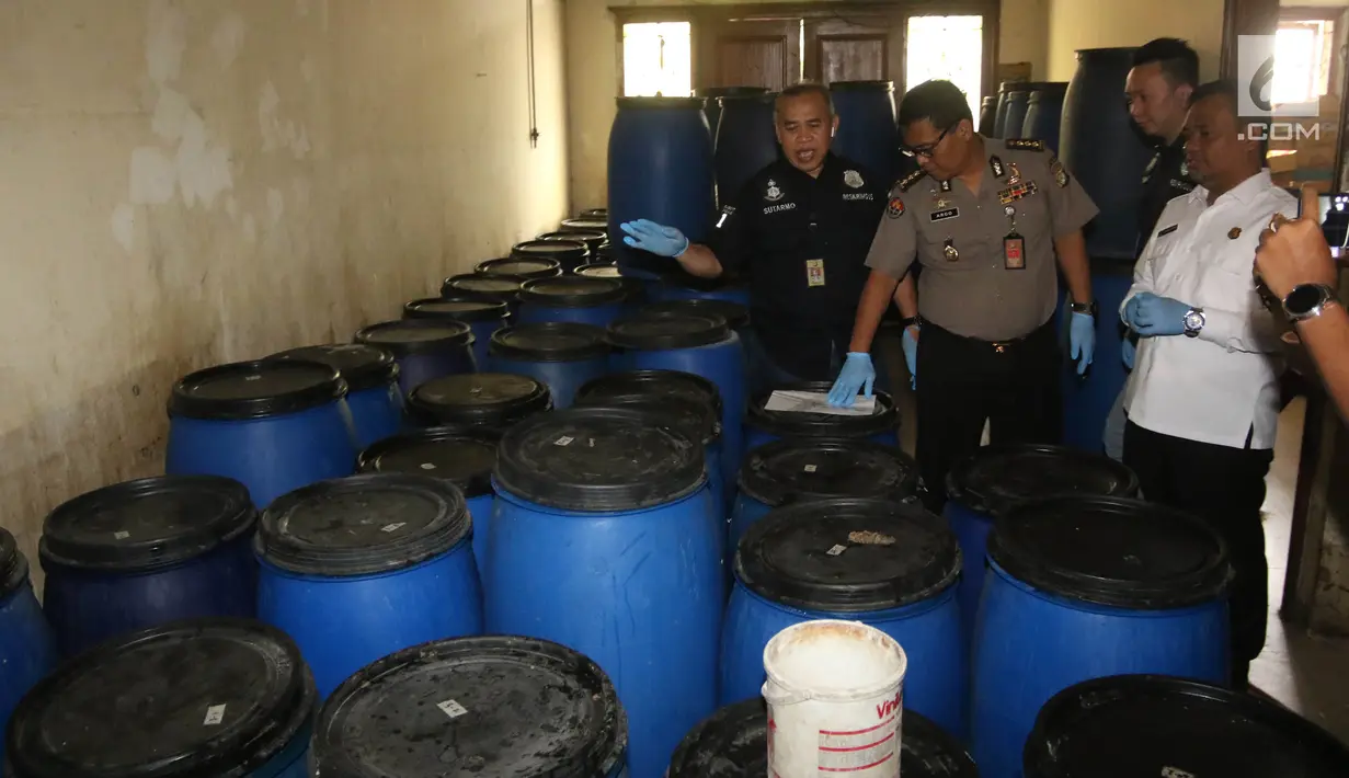 FOTO: Polisi Bongkar Industri Rumahan Ciu di Pekojan - Foto Liputan6.com