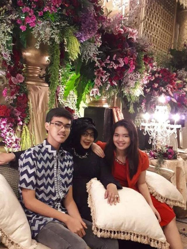 6 Potret Aqshal Ilham, Putra Teddy Syah dan Mendiang Rina Gunawan yang ...