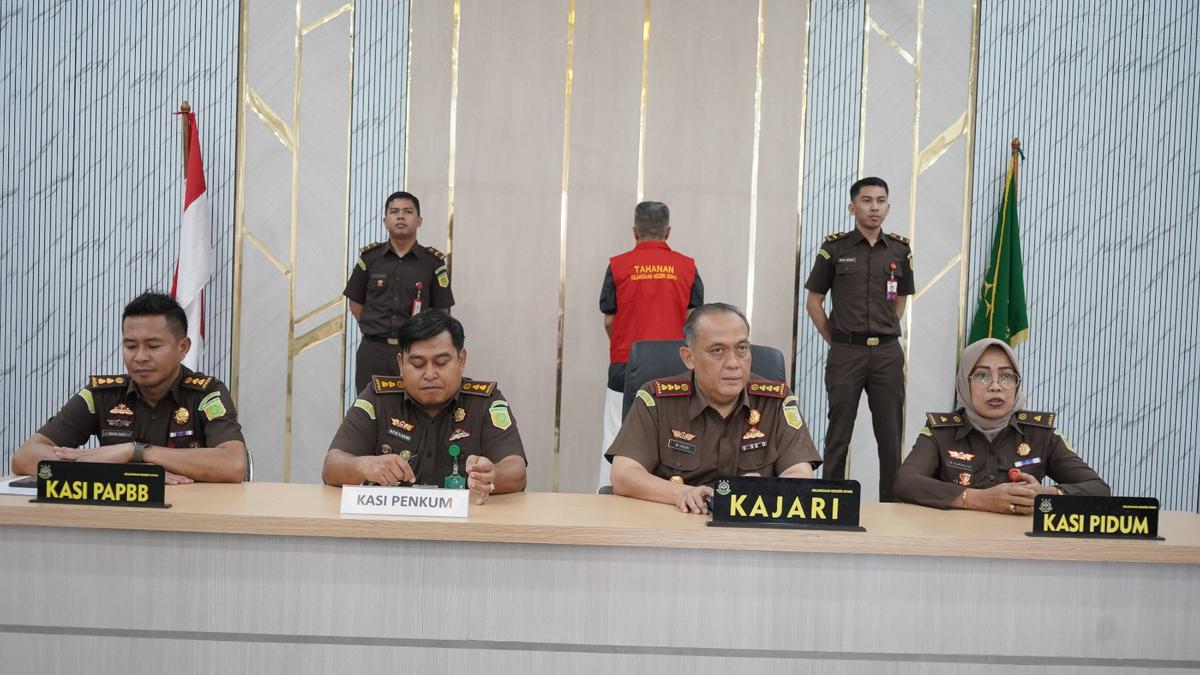 Sidang Perdana Terdakwa Annar Sampetoding di Kasus Uang Rupiah Palsu ...