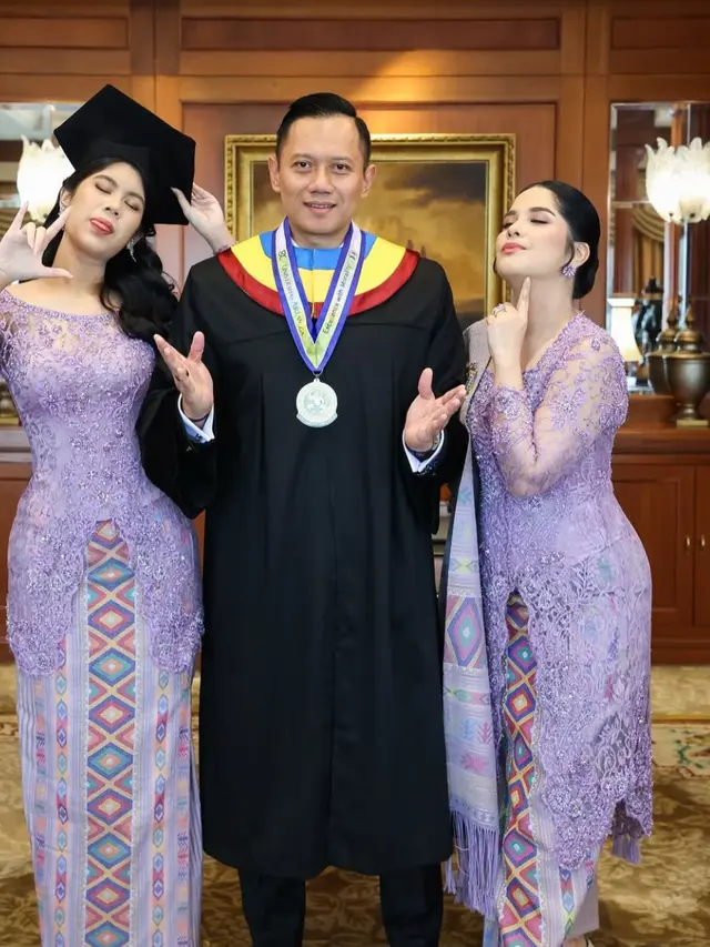 Gaya Kompak Annisa Pohan dan Almira Yudhoyono Berkebaya di Wisuda Doktor AHY - Lifestyle ...