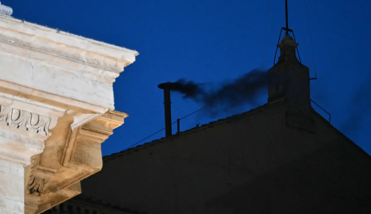 Kepulan Asap Hitam Tandai Berakhirnya Hari Pertama Konklaf Pemilihan ...