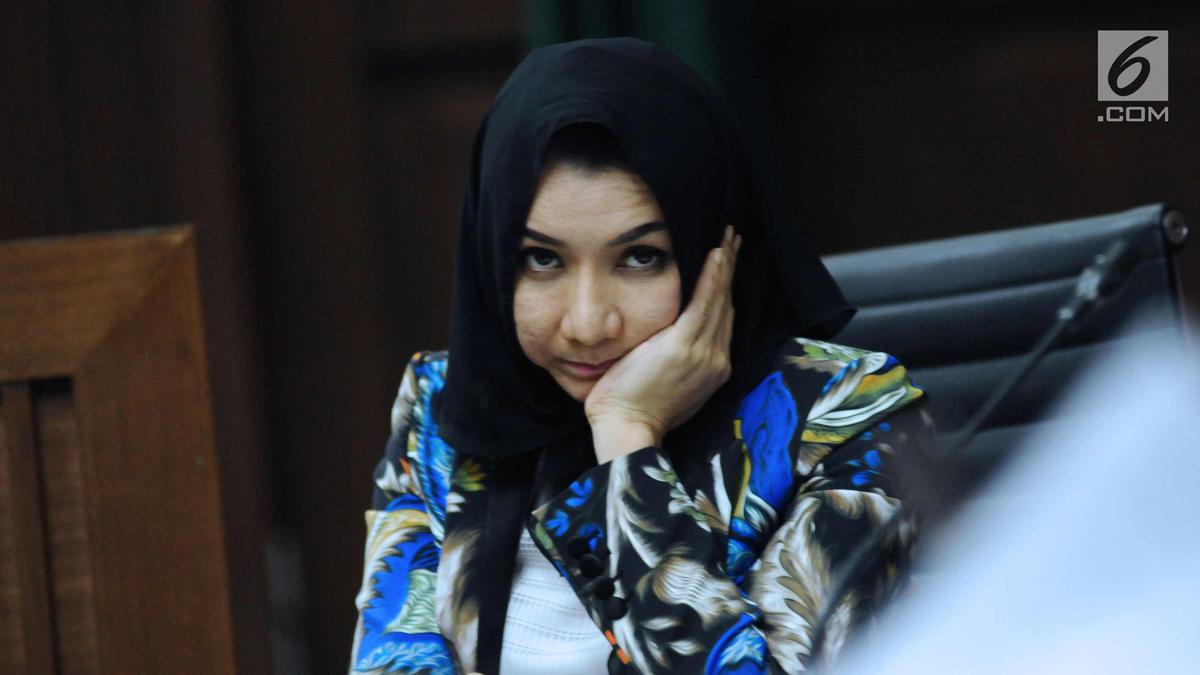 FOTO: Ekspresi Bupati Cantik Rita Widyasari Saat Dengarkan Keterangan ...