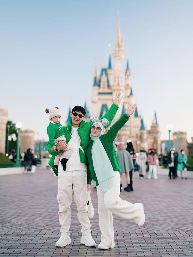 10 OOTD Kompak ala Keluarga Dinda Hauw dan Rey Mbayang, Family Goals ...