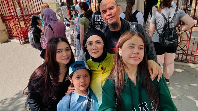 7 Potret Liburan Keluarga Ahmad Dhani Ke Eropa, Kocak Pakai Jepitan di ...