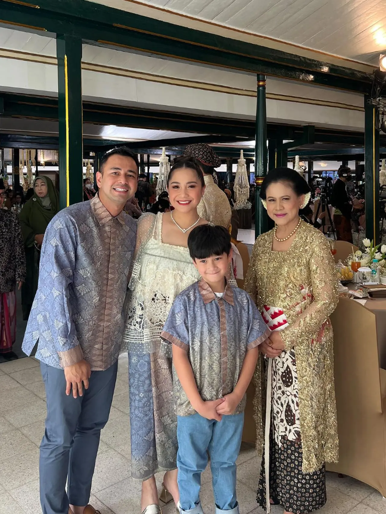 6 Potret Raffi Ahmad Kondangan Akad Nikah Kaesang Pangarep, Pose Bareng Jokowi Hingga Menko ...