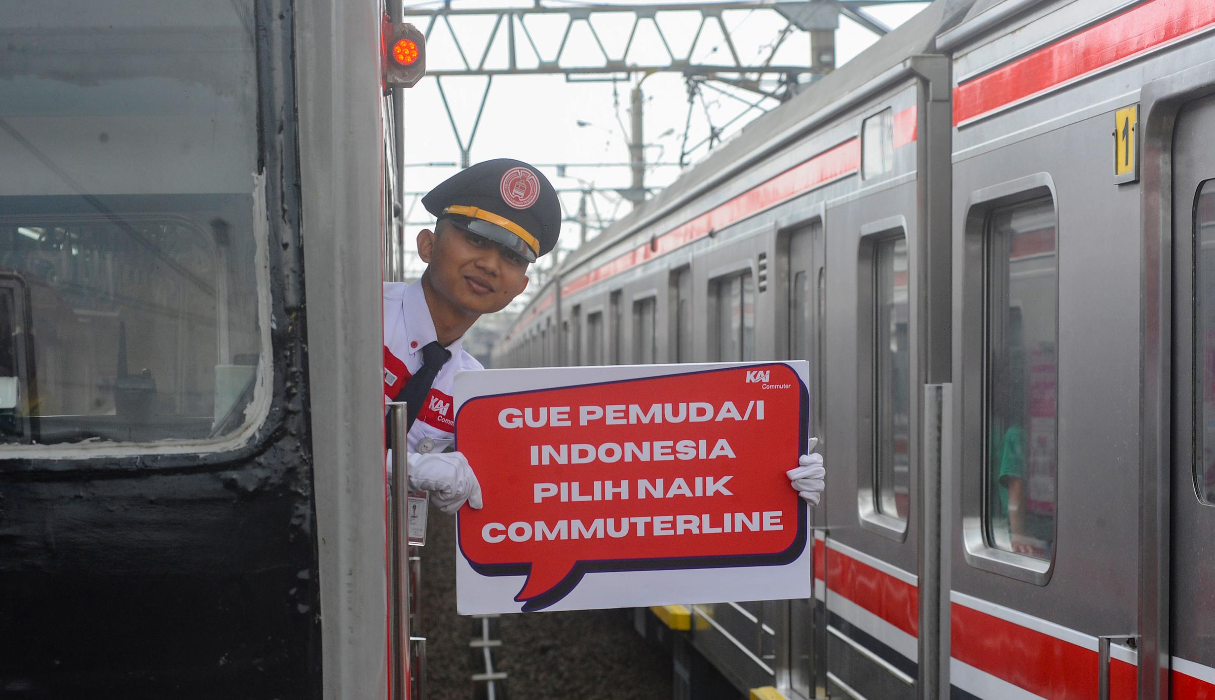 Semarak Hari Sumpah Pemuda Bersama Penumpang KRL Commuterline