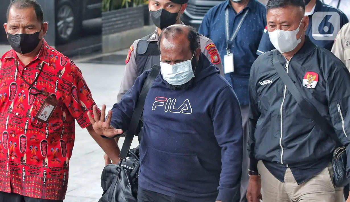 Tangan Tak Diborgol, Buron Korupsi Bupati Mamberamo Tengah Ricky Ham Pagawak Tiba di Gedung KPK ...
