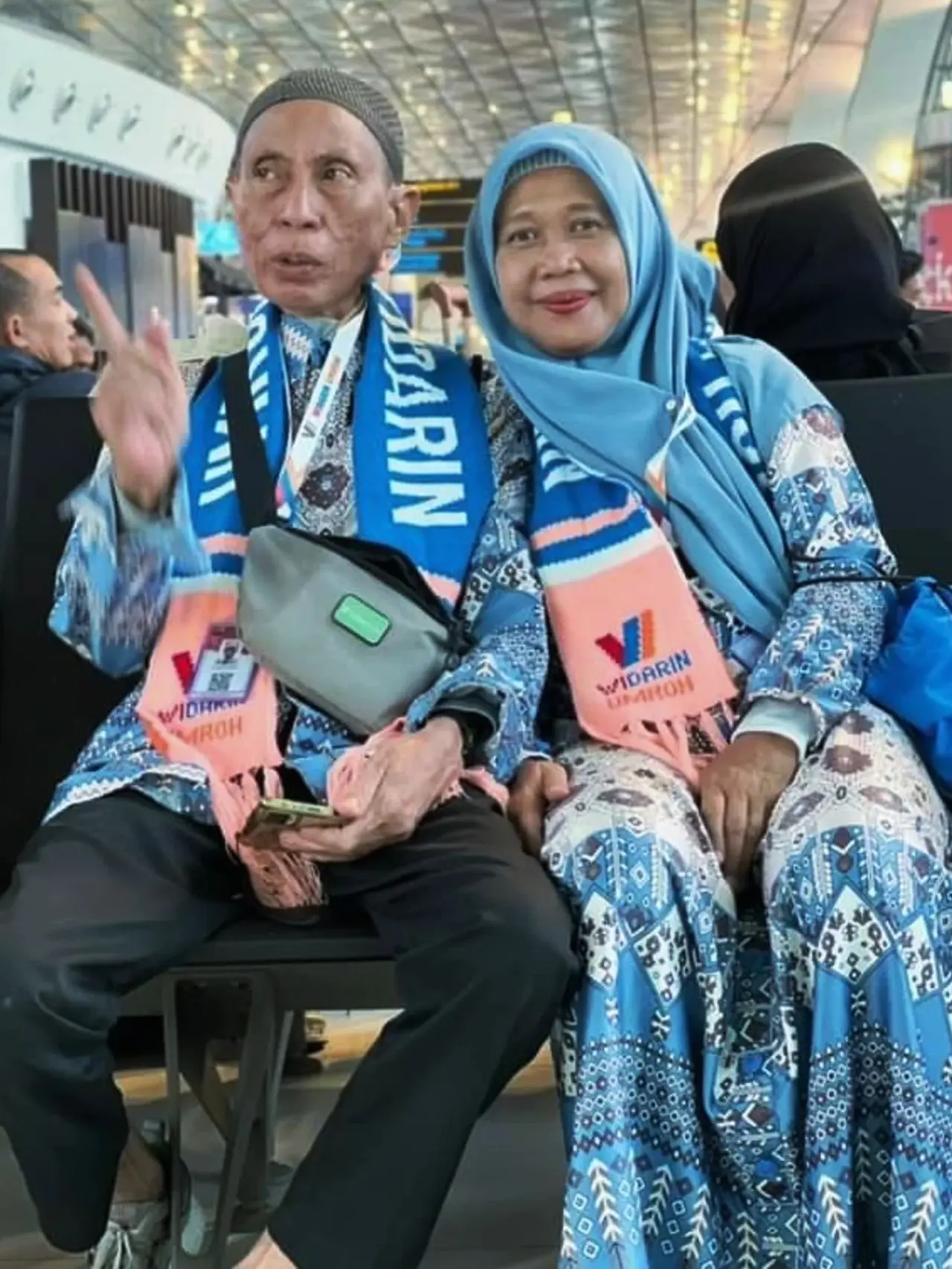 Ingat Driver Ojol Babeh Ary? Ini 6 Potretnya yang Kini Sedang Umrah Bareng Istri - Hot Liputan6.com